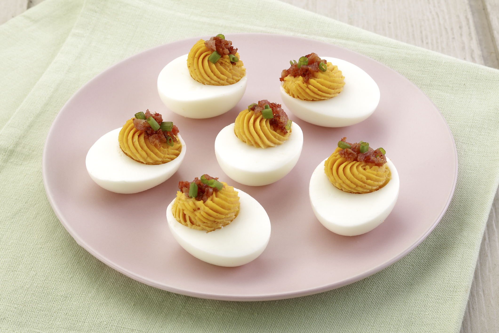 DEVILED EGGS WITH BACON BITS