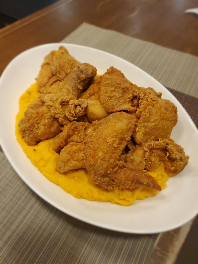 CRISPY FRIED CHICKEN WITH MASHED POTATOES AND GRAVY